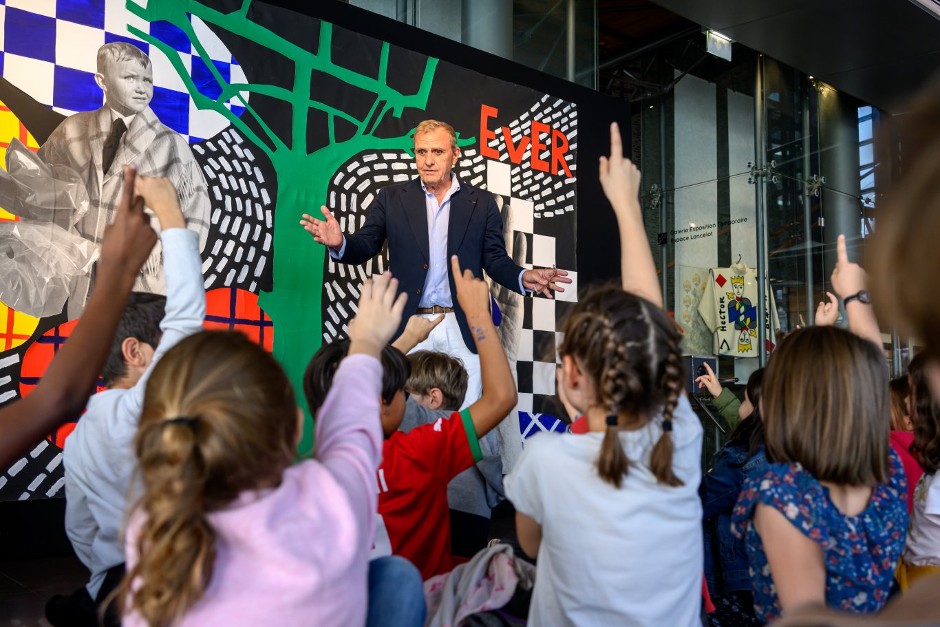 [Archive] VIDÉO - Biennale d’Issy : Jean-Charles de Castelbajac dévoile « Ever » à des écoliers ...